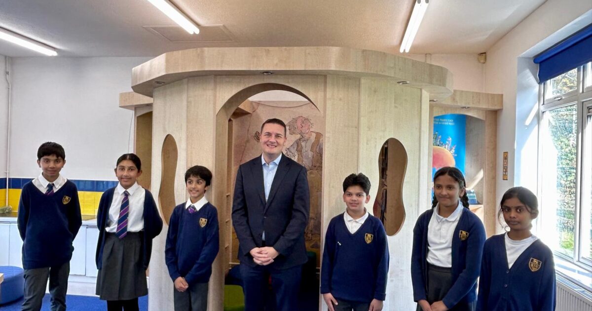 Visiting Avanti Court Primary School’s new library - Wes Streeting ...